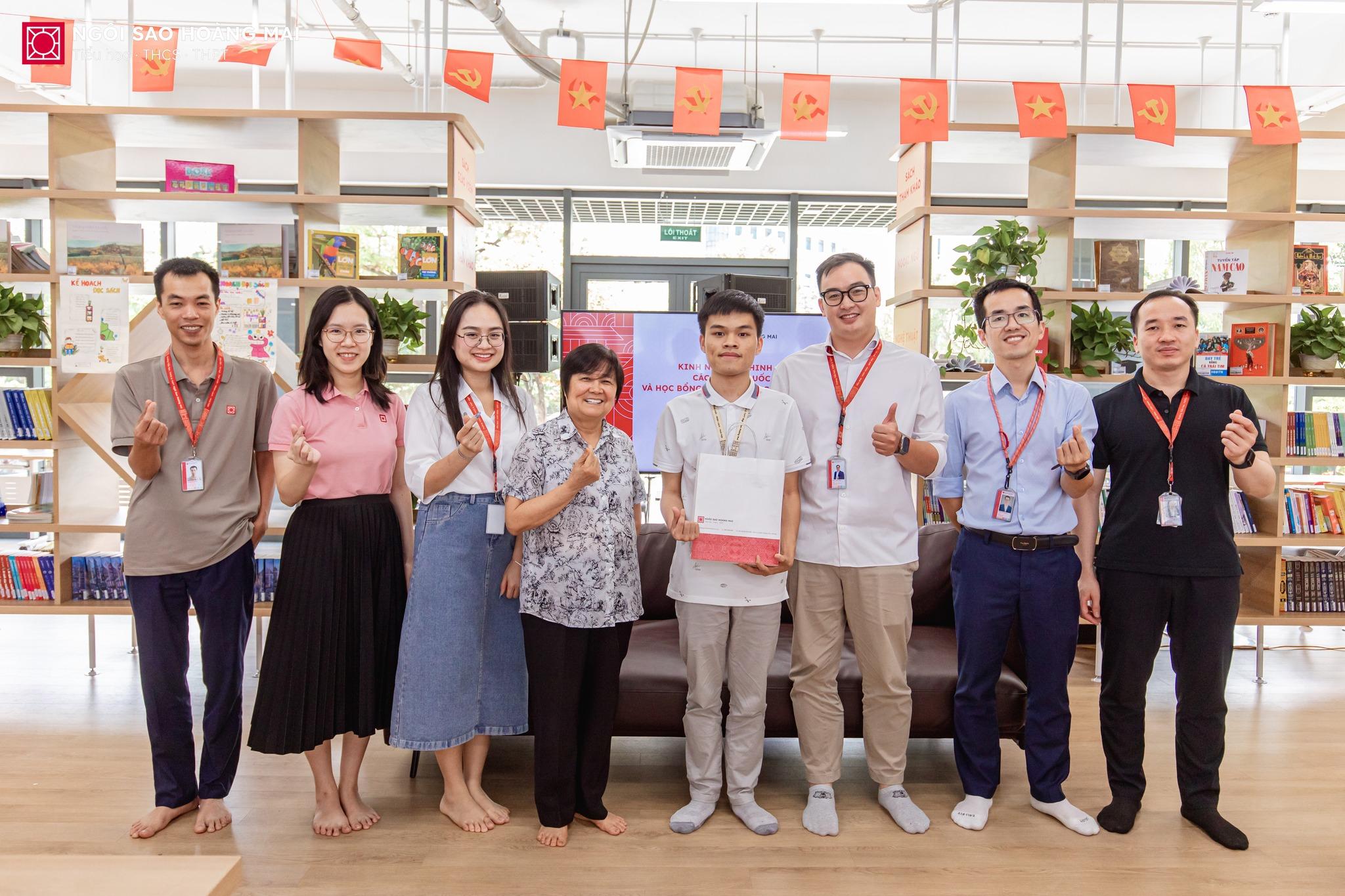 HỌC SINH TRẦN XUÂN BÁCH SAU KHI ĐẠI DIỆN UNIVERSITY OF CHICAGO THAM DỰ ICPC 2025 ĐÃ VỀ VIỆT NAM ...